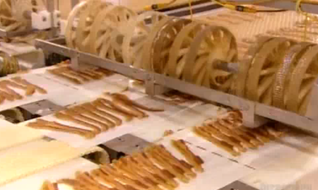 How Bacon Is Made | Foodiggity