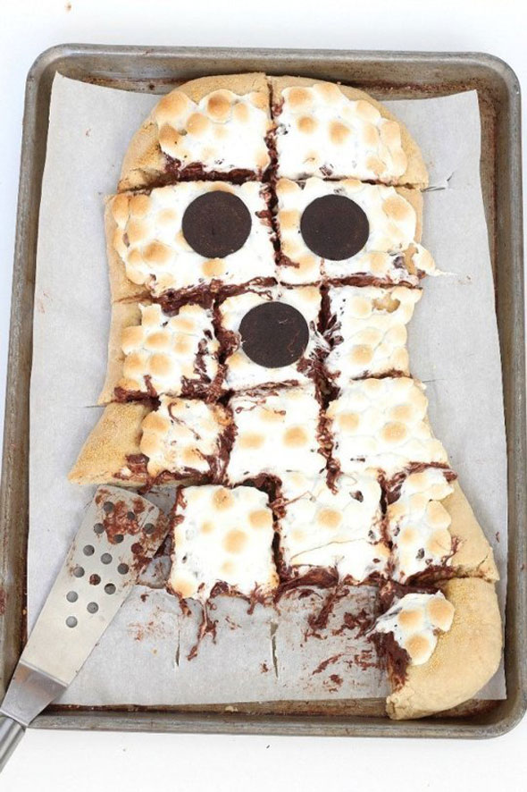 The S’mores Pizza Ghost Looks Spooky, Delicious – Foodiggity